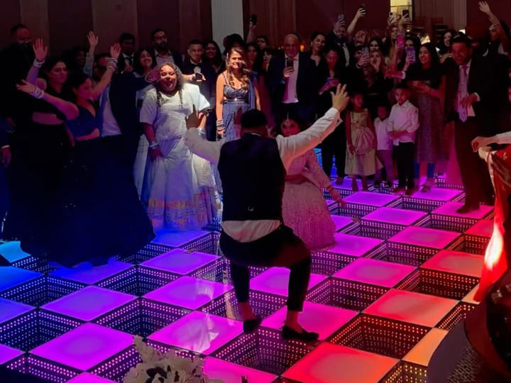 ¿Qué tamaño de pista de baile necesito para 125 invitados?