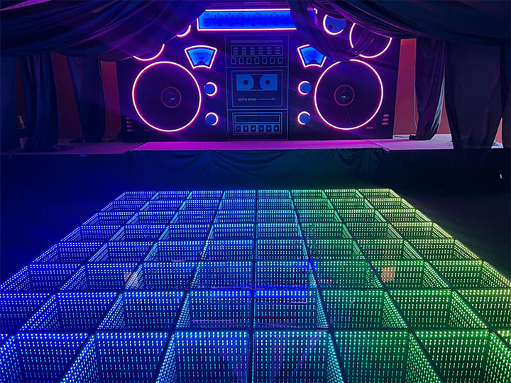 ¿Qué tamaño de pista de baile necesito para 125 invitados?