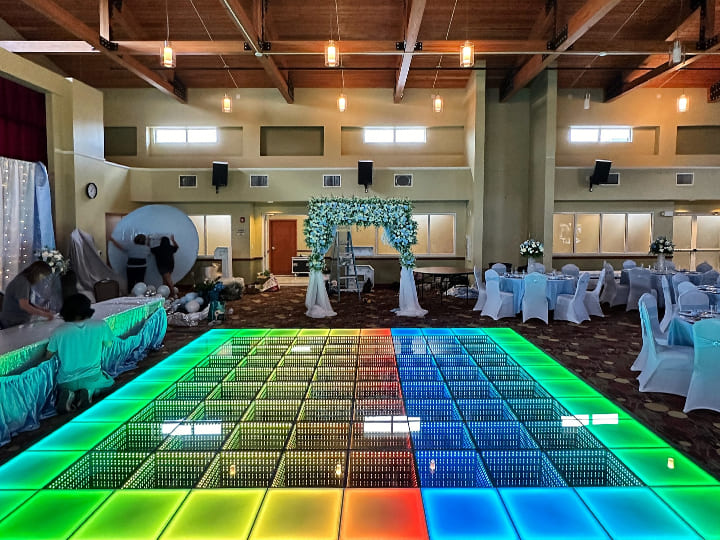 ¿Qué tamaño de pista de baile necesito para 125 invitados?